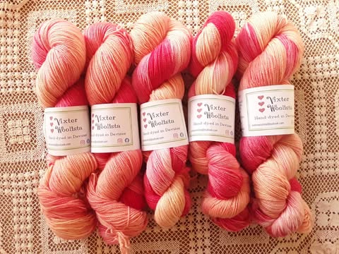 "Sugar Plum" hand-dyed yarn – Vixter Woolista