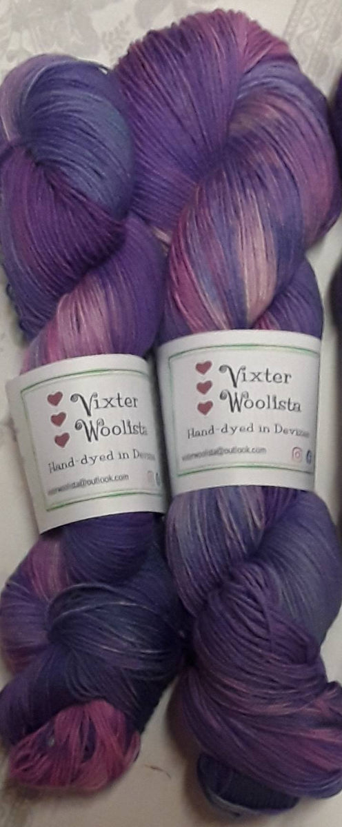 "Oil Slick" hand dyed yarn – Vixter Woolista